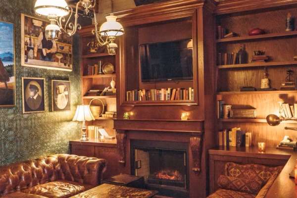 Warm & Cozy Restaurants or Bars With Fireplaces in Chicago | UrbanMatter