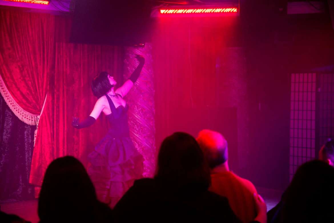 10 Sexiest Burlesque Shows in Chicago | UrbanMatter